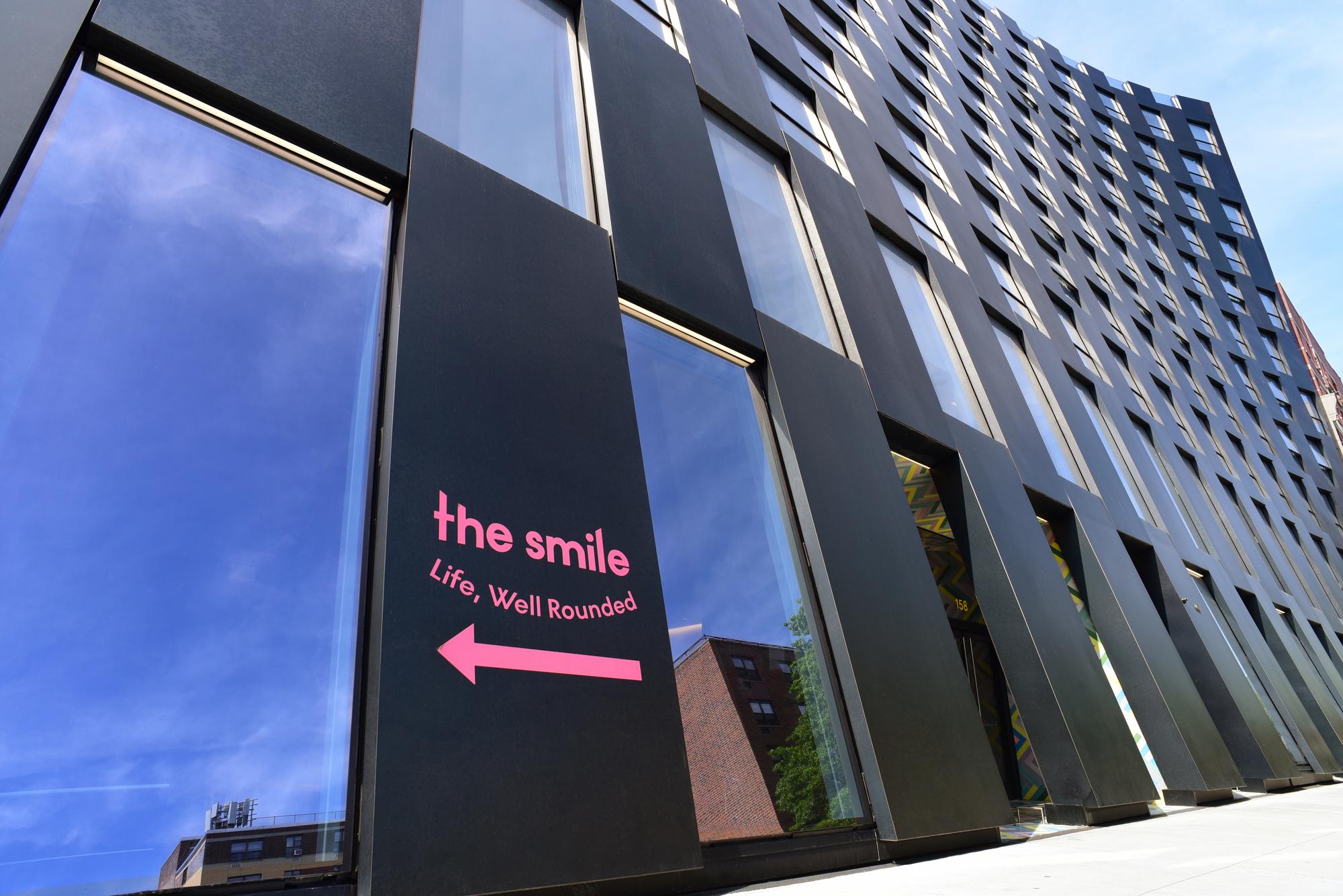 Case The Smile: A monumental façade created with colored stainless ...