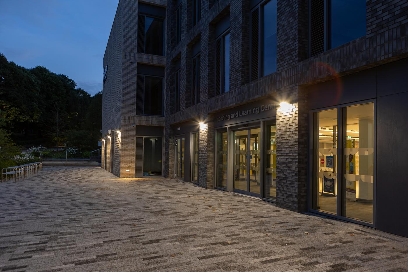 Piazza 3 outdoor wall luminaire | Thorn Lighting